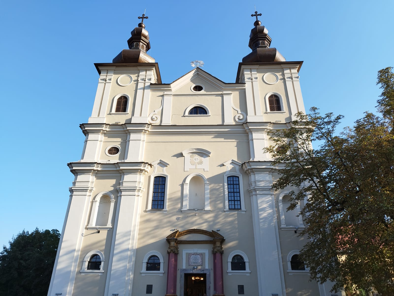 A hét plébániája: NAGYBÁNYA - SZENTHÁROMSÁG TEMPLOM - Mária Rádió Erdély